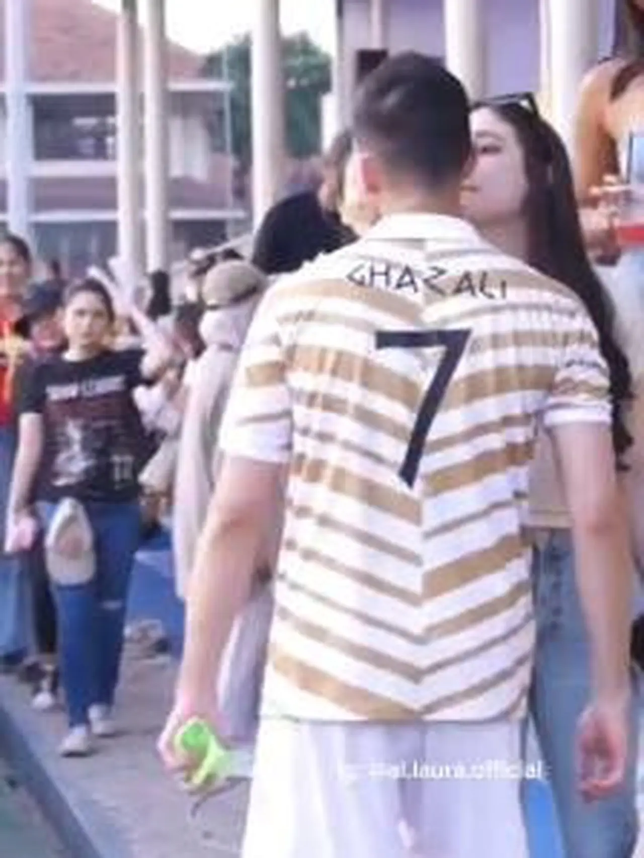 6 Potret Kemesraan Al Ghazali dan Laura Moane saat Main Bola Ini Bikin ...