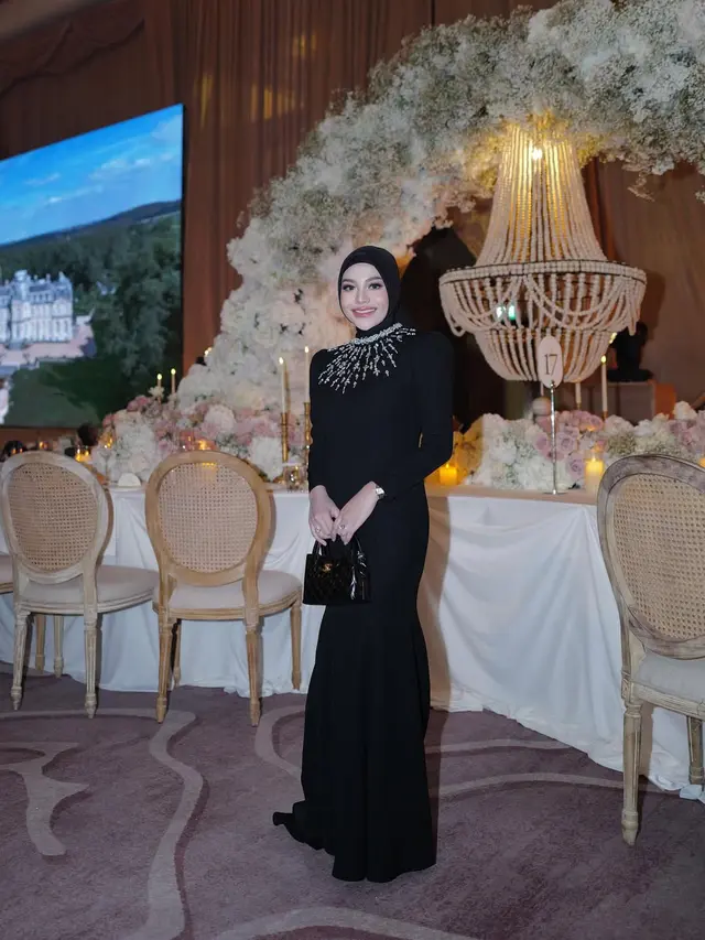 8 Gaya Elegan Seleb Berbalut Gaun Hitam di Resepsi Pernikahan Al Ghazali dan Alyssa Daguise ...
