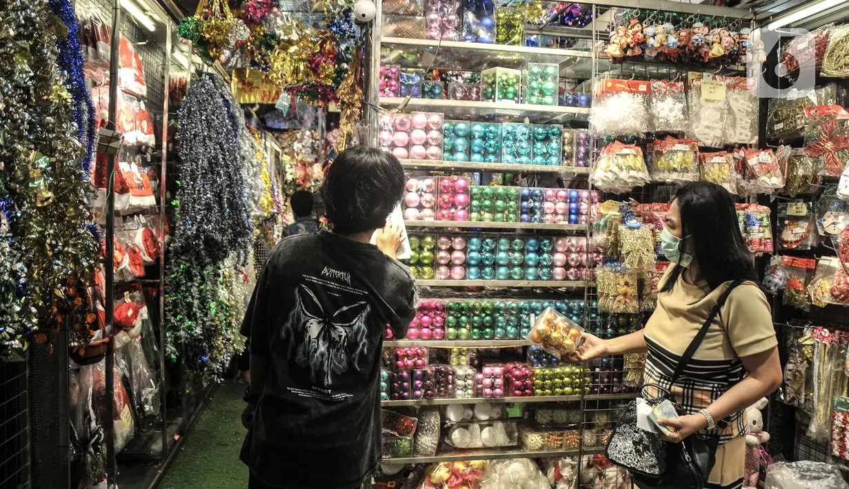 FOTO: Berburu Pernak-Pernik Natal di Pasar Asemka - Foto Liputan6.com