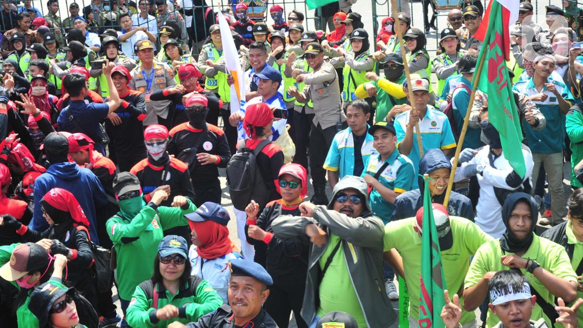 FOTO: Demo Buruh di Semarang Diwarnai Joget Bersama Polisi - Foto ...