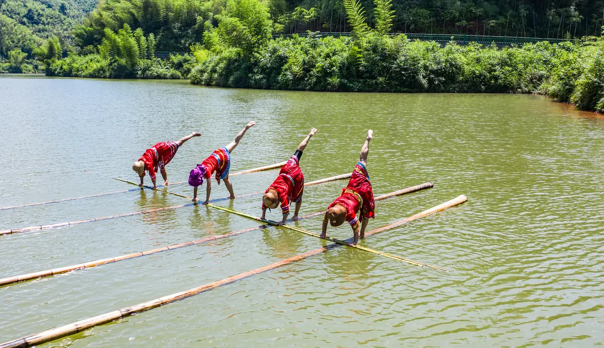 FOTO: Seni Meniti Bambu di Atas Air - Foto Liputan6.com