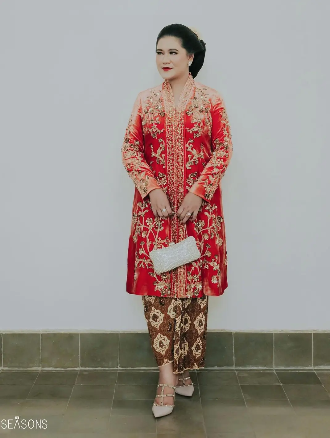 8 Tampilan Elegan Khas Ibu Pejabat Kahiyang Ayu dalam Busana Adat ...
