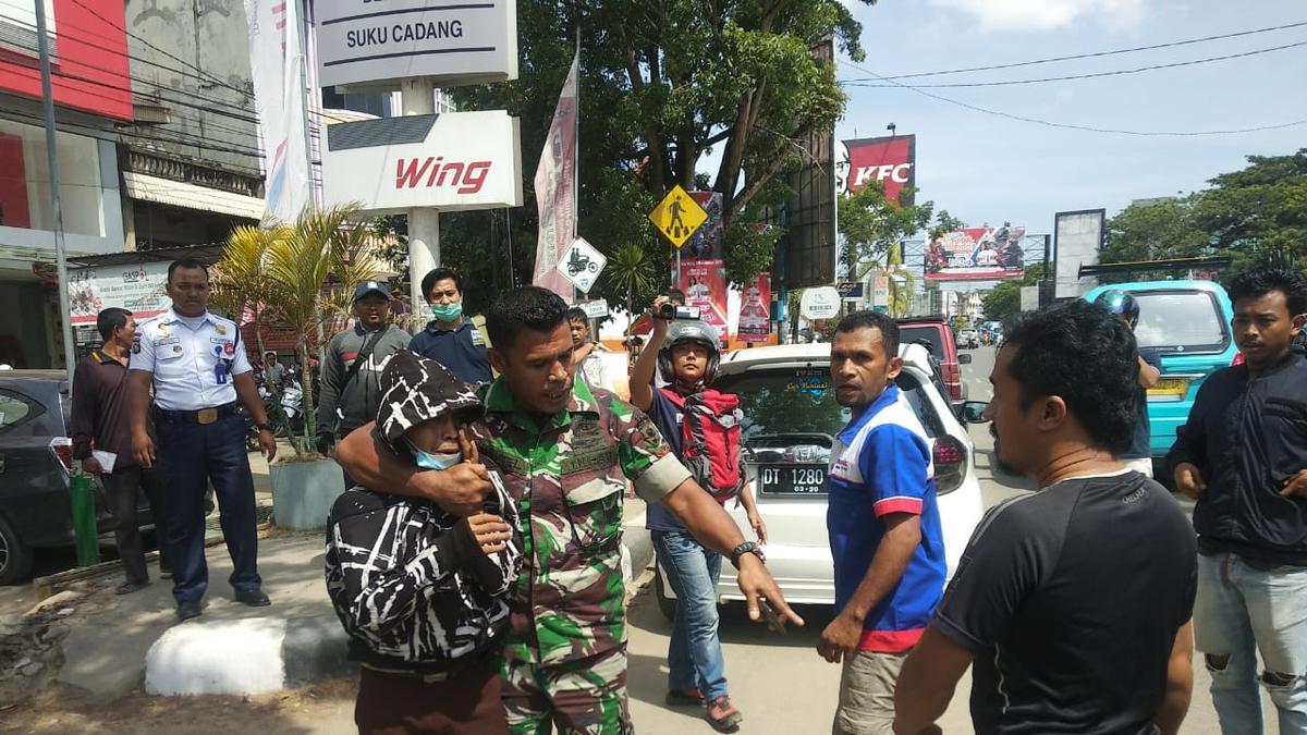 Aksi Heroik Seorang Tentara Bubarkan Tawuran Siswa STM Kendari ...