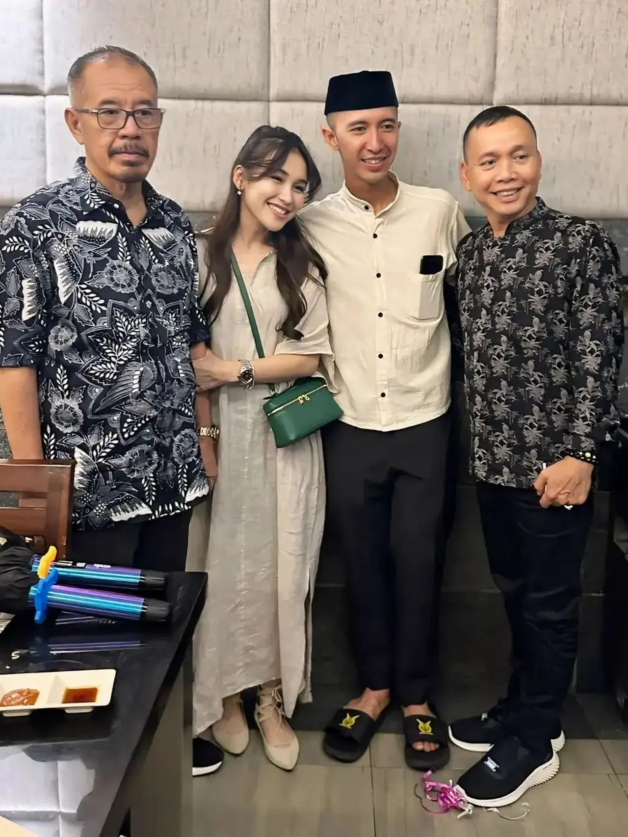 6 Potret Keluarga Ayu Ting Ting dan Lettu Fardhana Buka Puasa Bareng ...