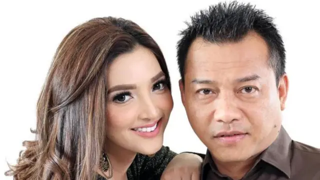 Gaya Anang Hermansyah Gendong Anak Pakai Kain - ShowBiz Liputan6.com