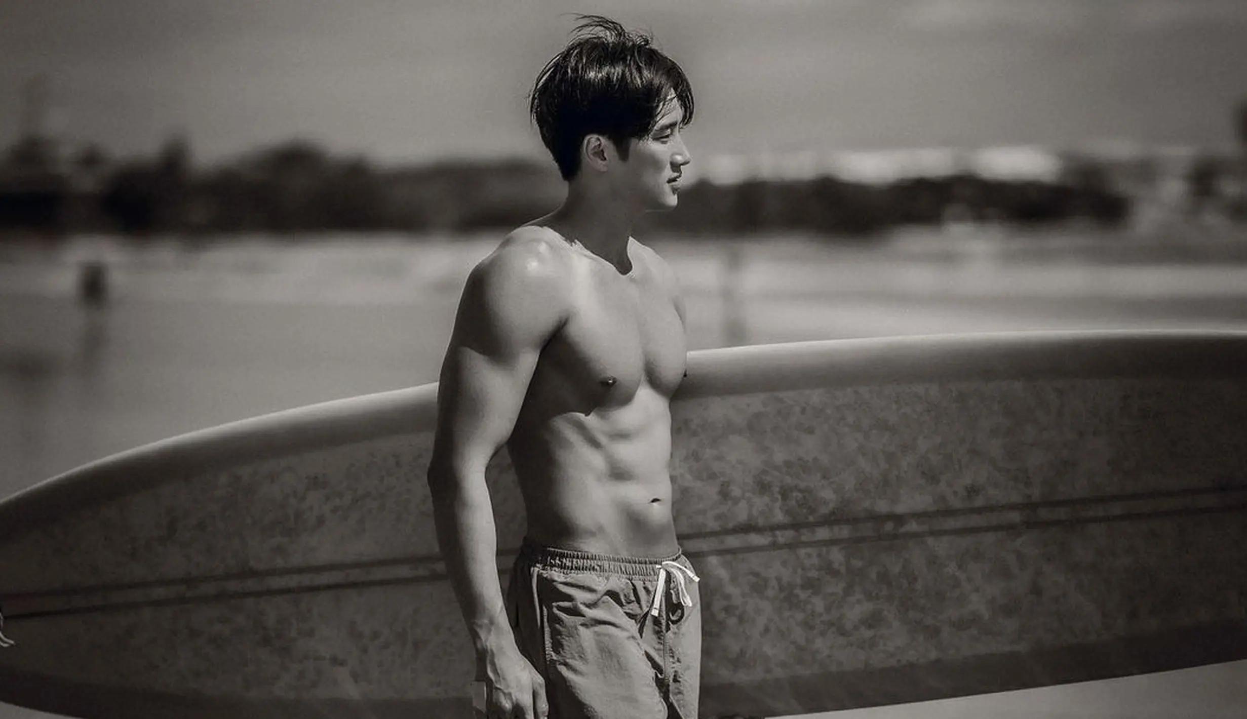 Ahn Bo Hyun Flexing Perut Six Pack Saat Mantai di Bali - Foto Liputan6.com