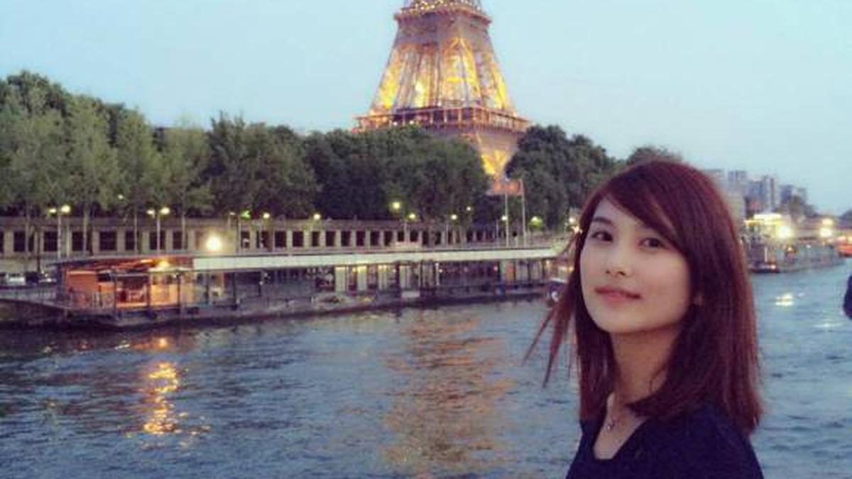 Junze Zhuo: Pembawa Berita Cantik Yang Mencuri Perhatian di Dunia Maya - Photo Fimela.com