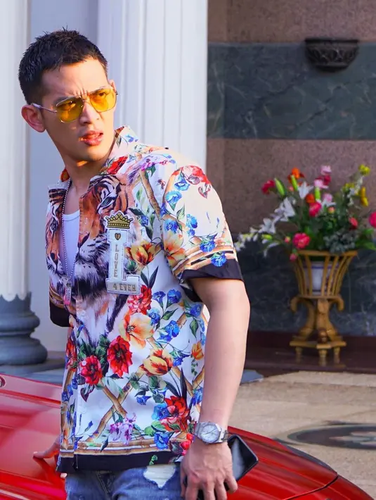 FOTO: Gaya Rezky Aditya saat Pakai Kaca Mata, Keren Banget - Foto ...