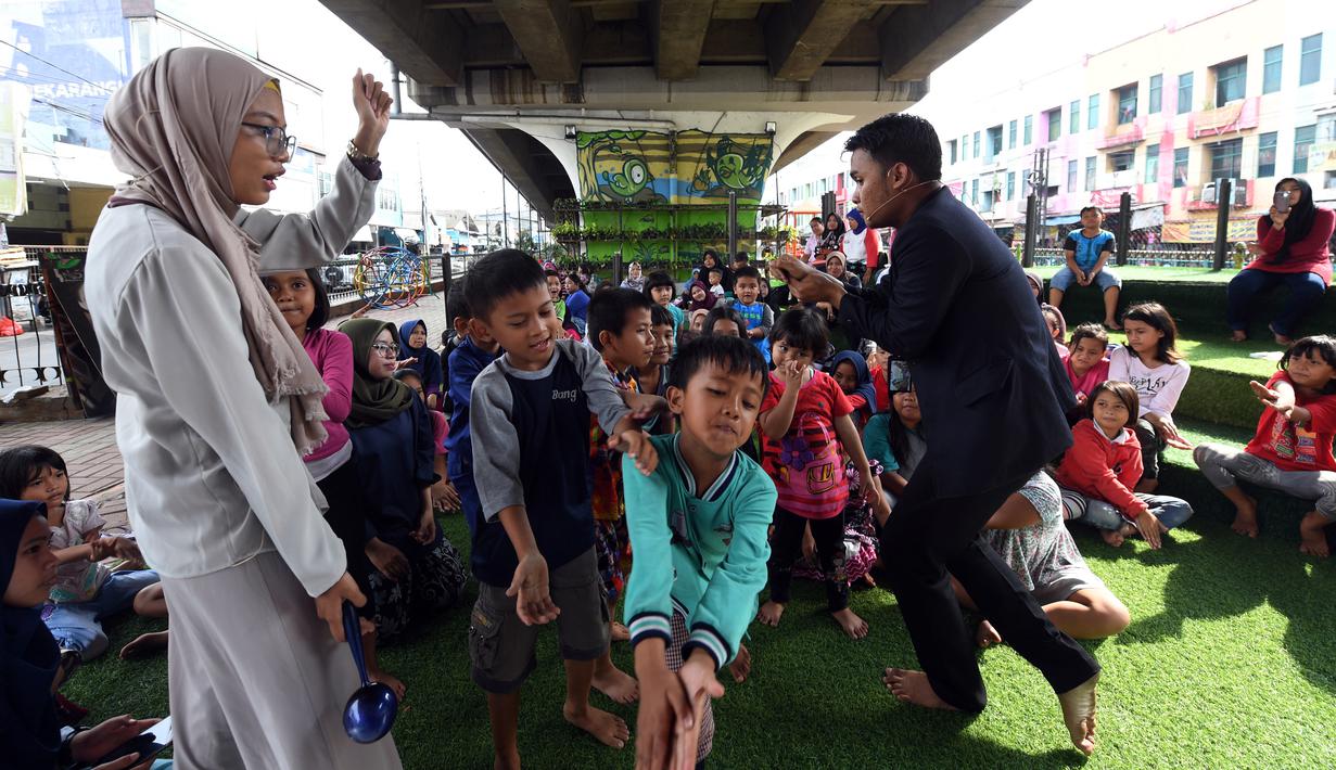 FOTO: Menambah Wawasan di Kolong Flyover Ciputat - Foto Liputan6.com