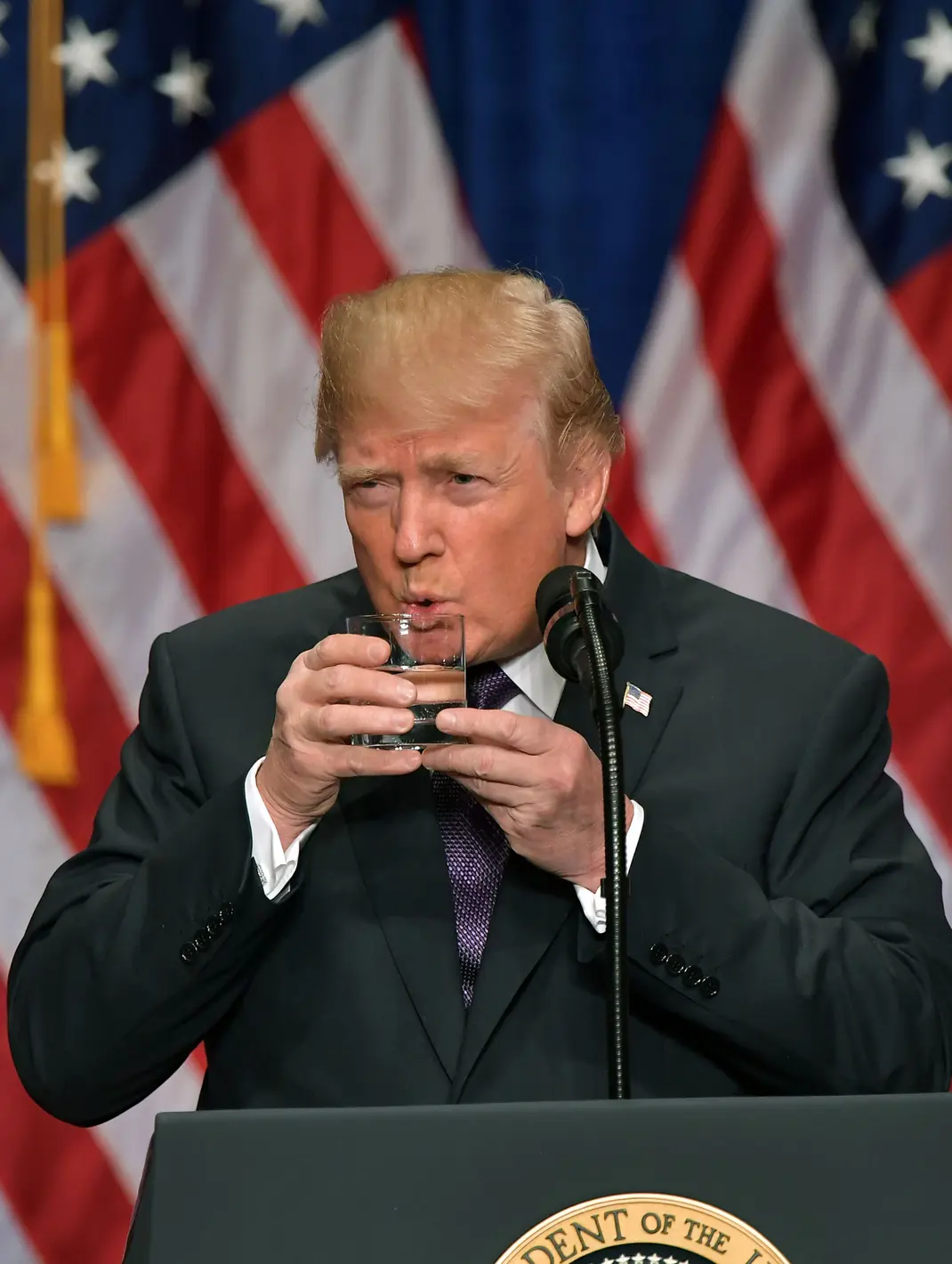 PHOTO: Gaya Donald Trump Saat Minum Segelas Air - Foto Liputan6.com