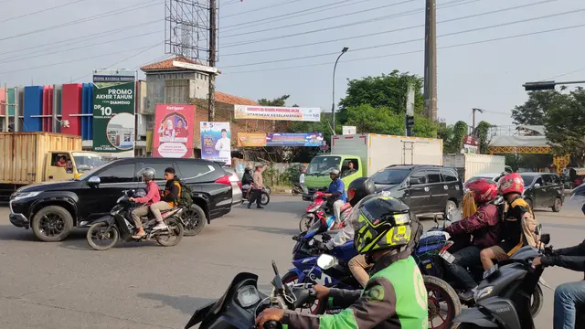Kendaraan Padati Arteri Cirebon, Imbas Oneway di Tol Cipali Saat Arus Mudik 2023 - Regional ...