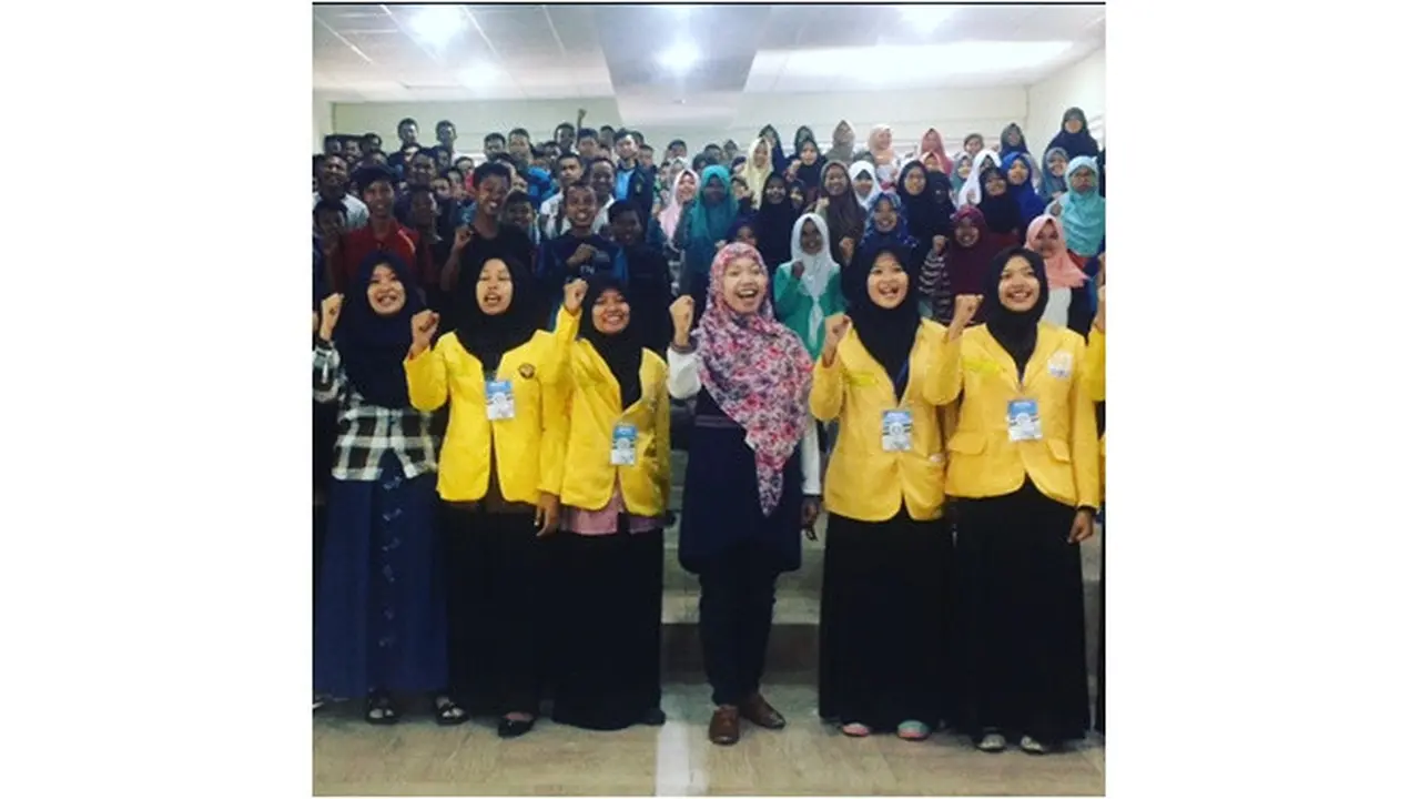 6 Transformasi Raeni, dari Wisuda Diantar Ayah Naik Becak hingga Raih ...