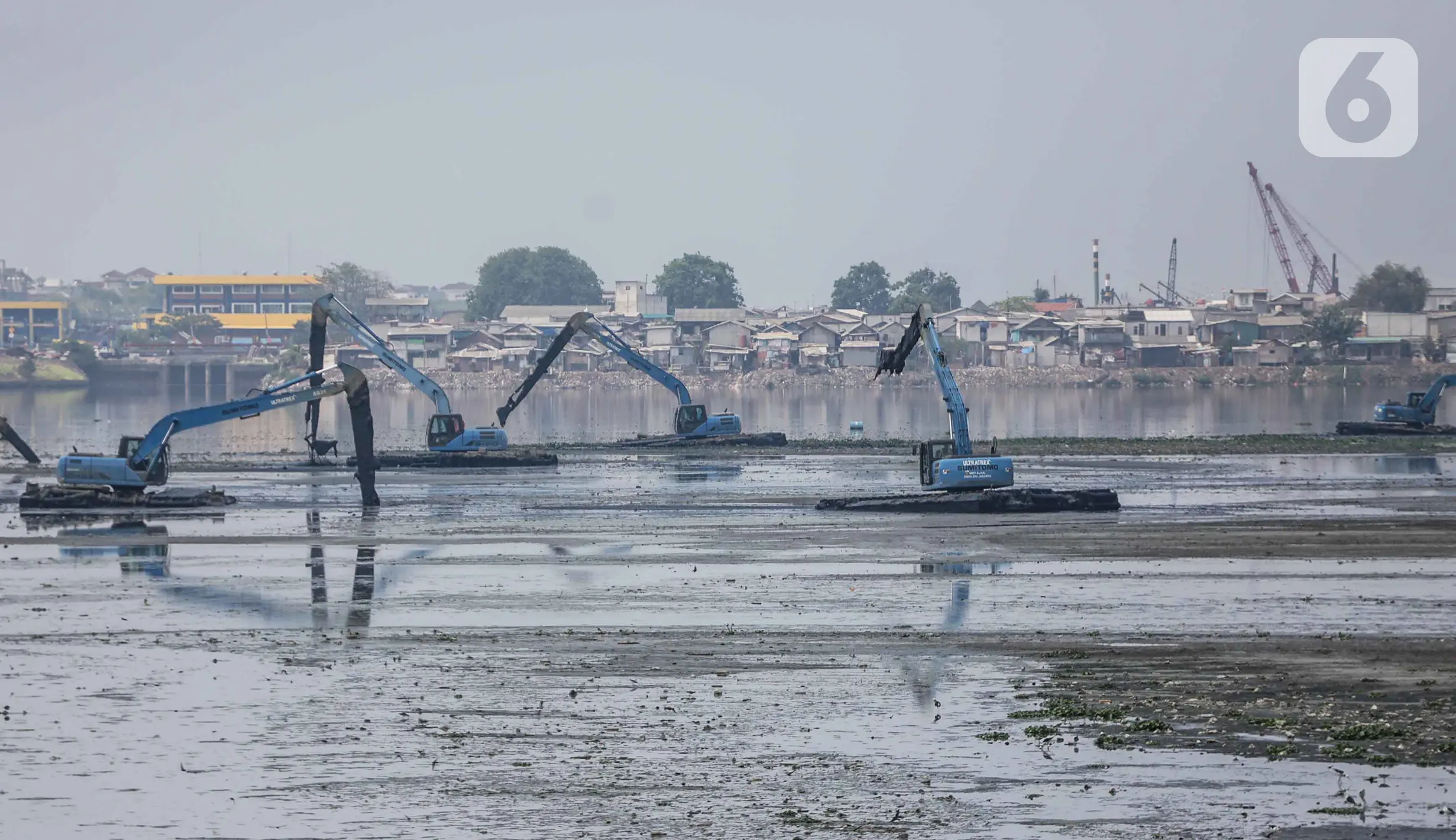 FOTO: Alat Berat Keruk Lumpur Waduk Pluit - Foto Liputan6.com