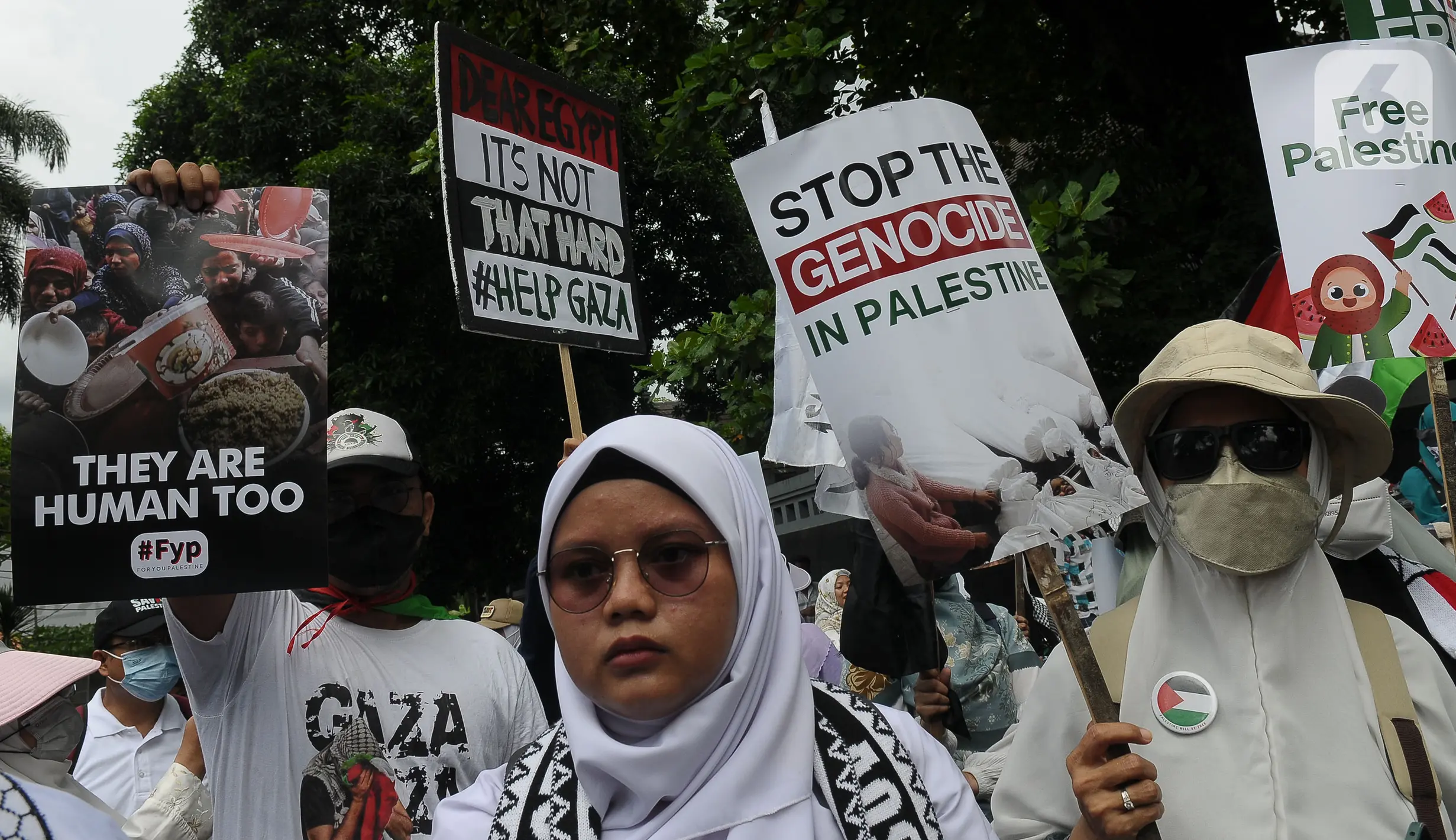 Minta Perbatasan Gaza Dibuka, Massa Pro Palestina Geruduk Kedubes Mesir ...