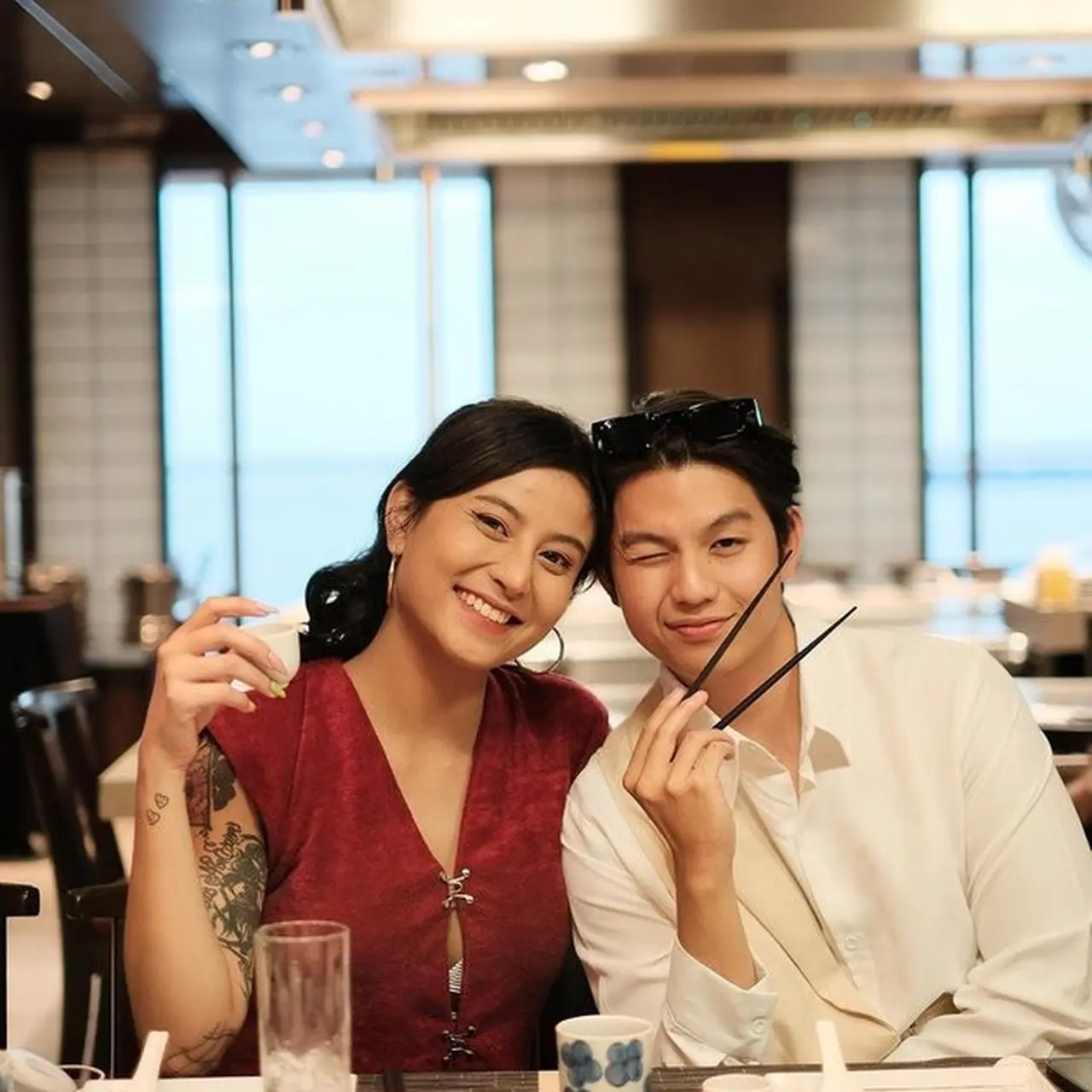 Romantis Walaupun Beda Agama, Ini 6 Potret Kebersamaan Awkarin dan ...