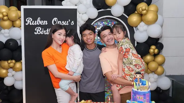 7 Potret Jadul Ruben Onsu yang Pernah Jadi Tukang Sapu, Bikin Pangling - Hot Liputan6.com