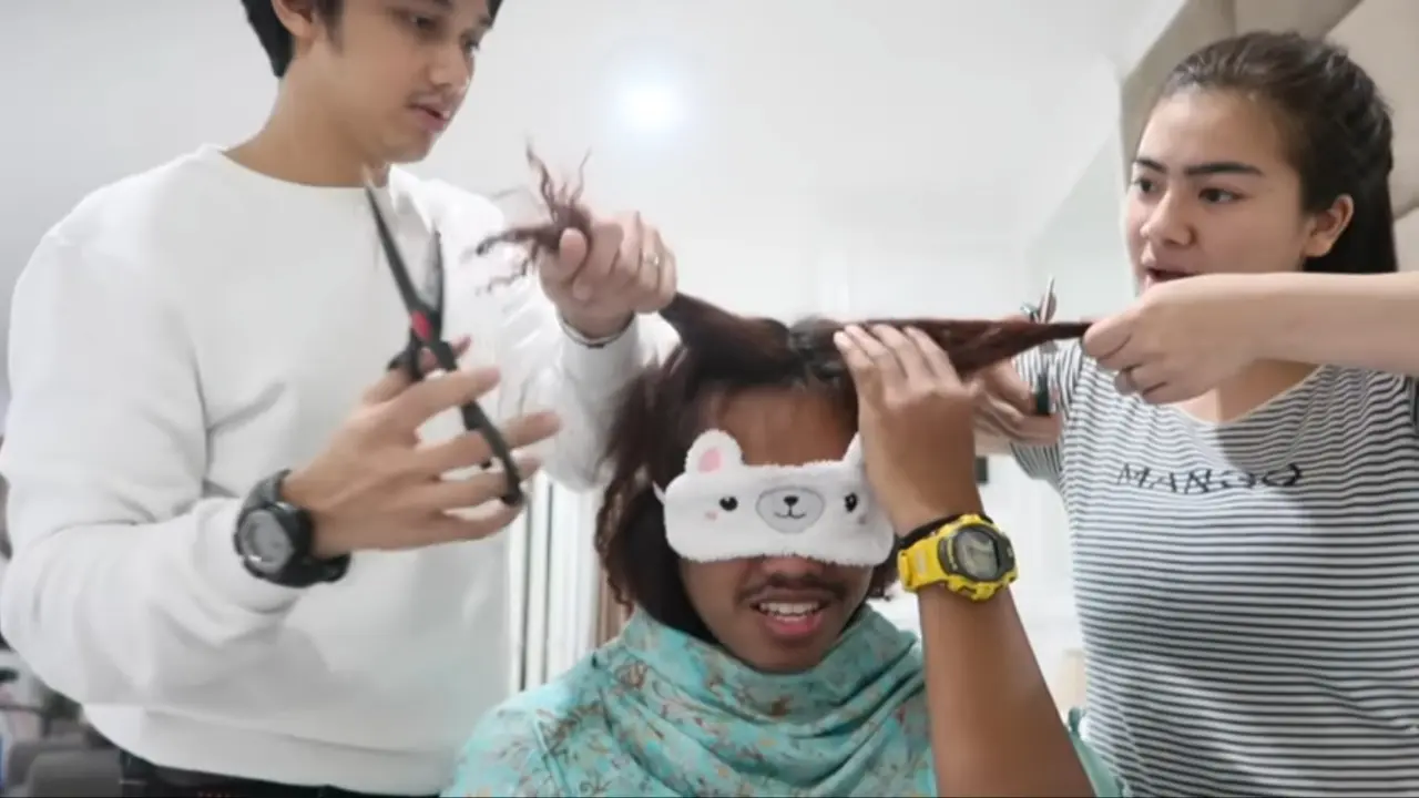 Seru, Ini 6 Potret Caesar Hito dan Felicya Potong Rambut Zoul Panjoul ...