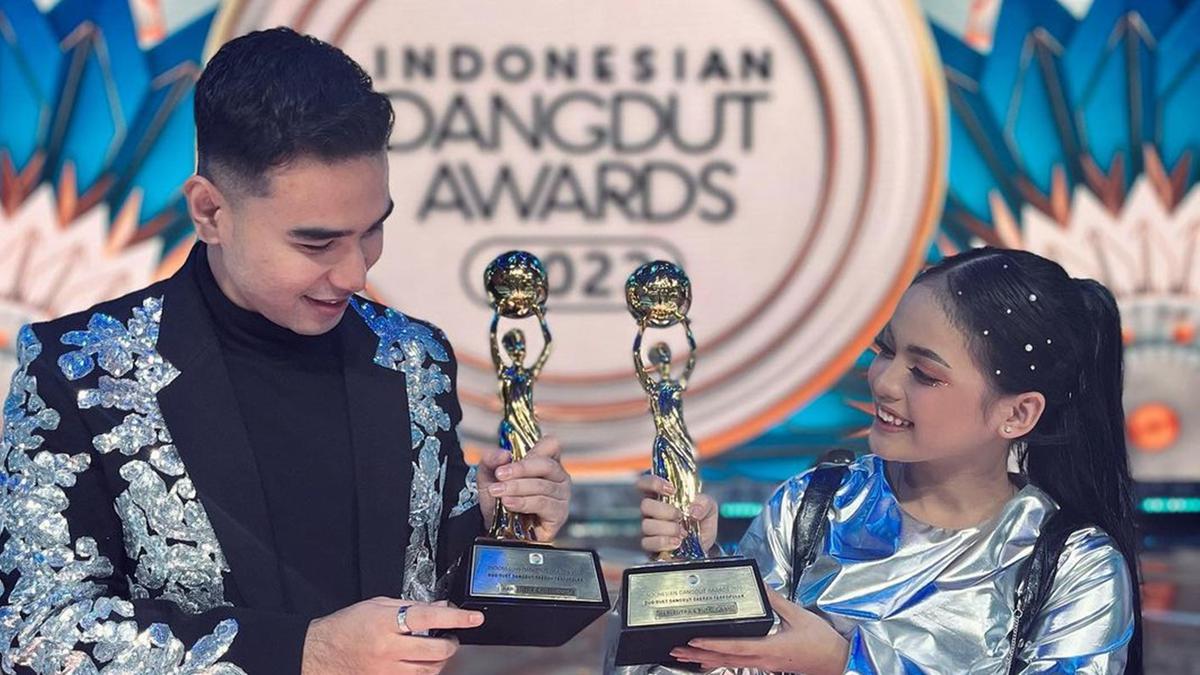 Raih Piala Indonesian Dangdut Awards, Ini Potret Kebersamaan Putri DA dan Hari LIDA - Foto ...