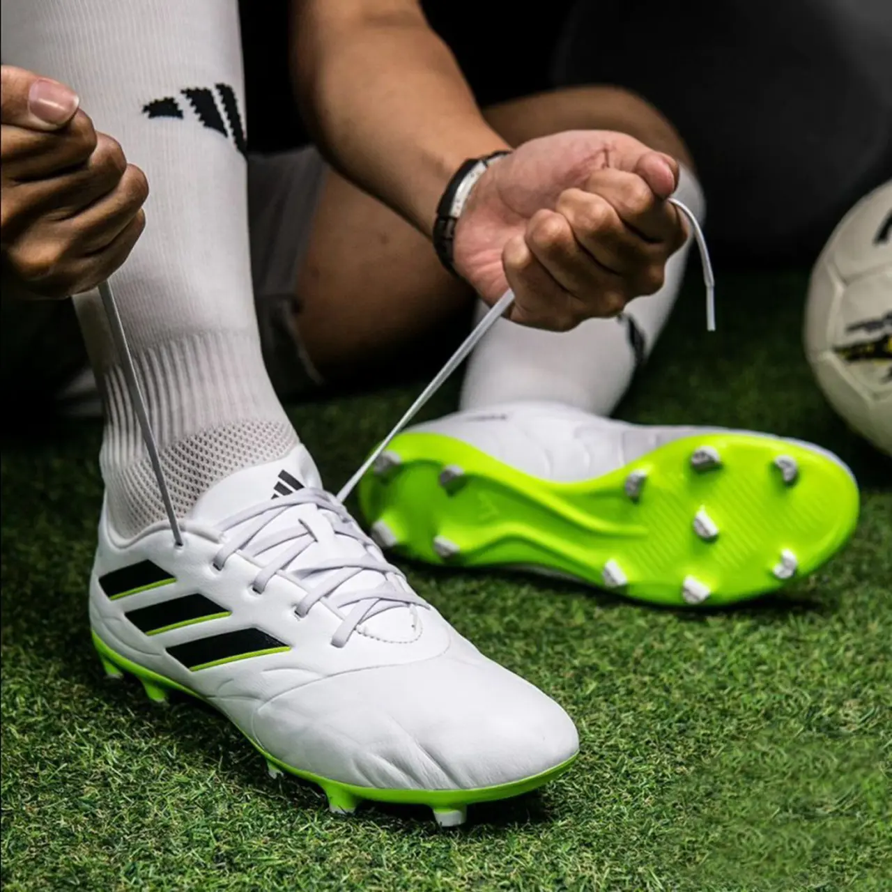 Mau Beli Sepatu Bola? Cek Rekomendasinya di Sini! - Ragam Bola.com