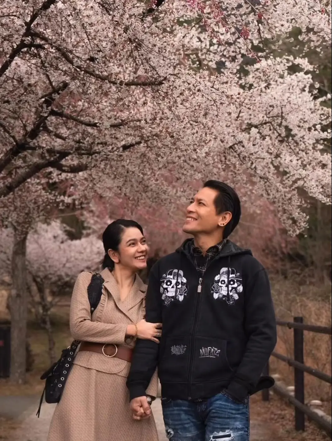 8 Potret Gaya Serasi Chef Juna dan Citra Anindya Liburan di Jepang, Bak ...