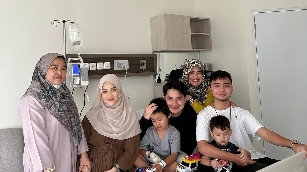 7 Potret Kompak Umi Yuni dan Alvin Faiz, Jenguk Yusuf hingga Umrah ...