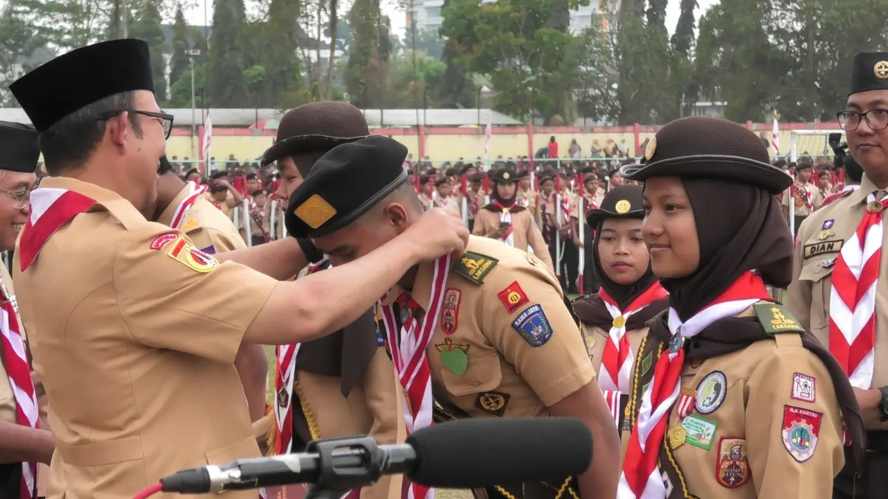Suasana Haru saat Bupati Banyumas Achmad Husein Pamitan ke Warga ...