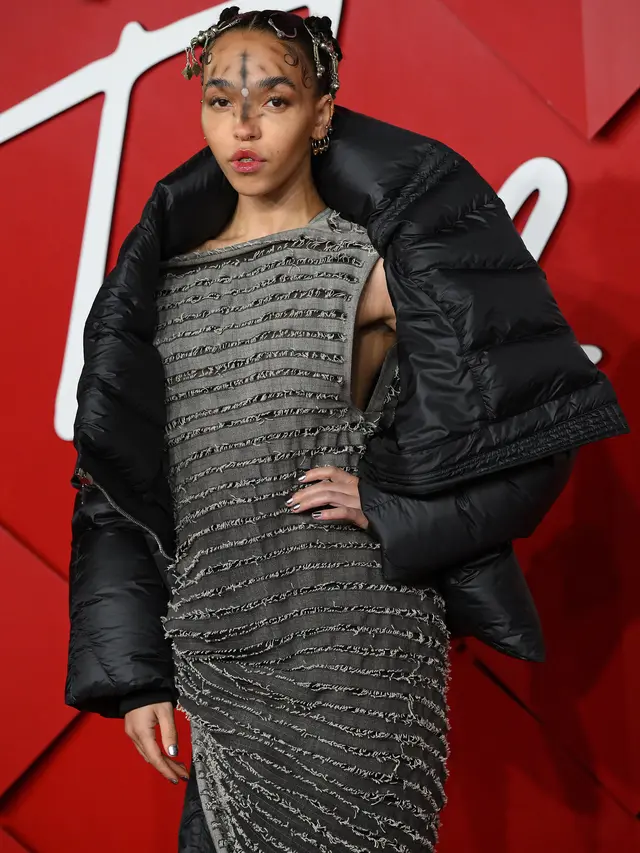 Poster Iklan Calvin Klein dengan Model FKA Twigs Dilarang Beredar ...
