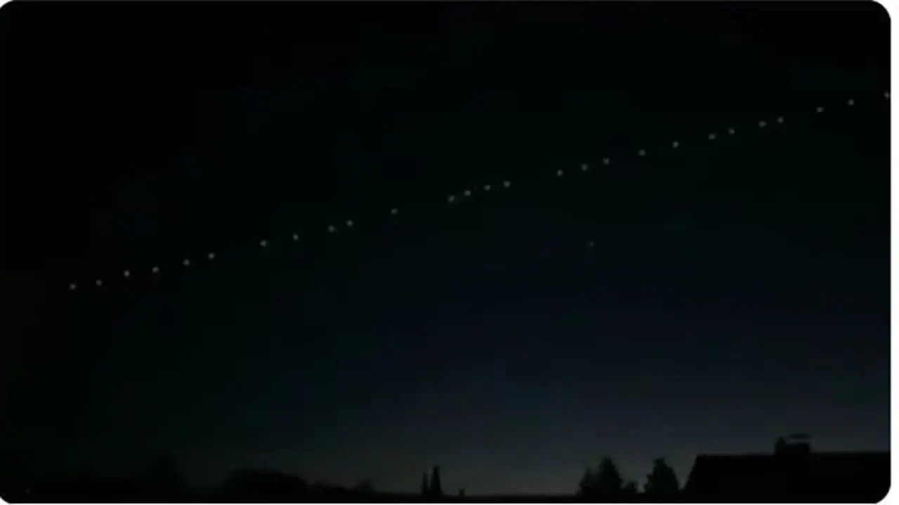Viral Penampakan Benda Misterius Terbang Beriringan di Langit Bali Pada ...