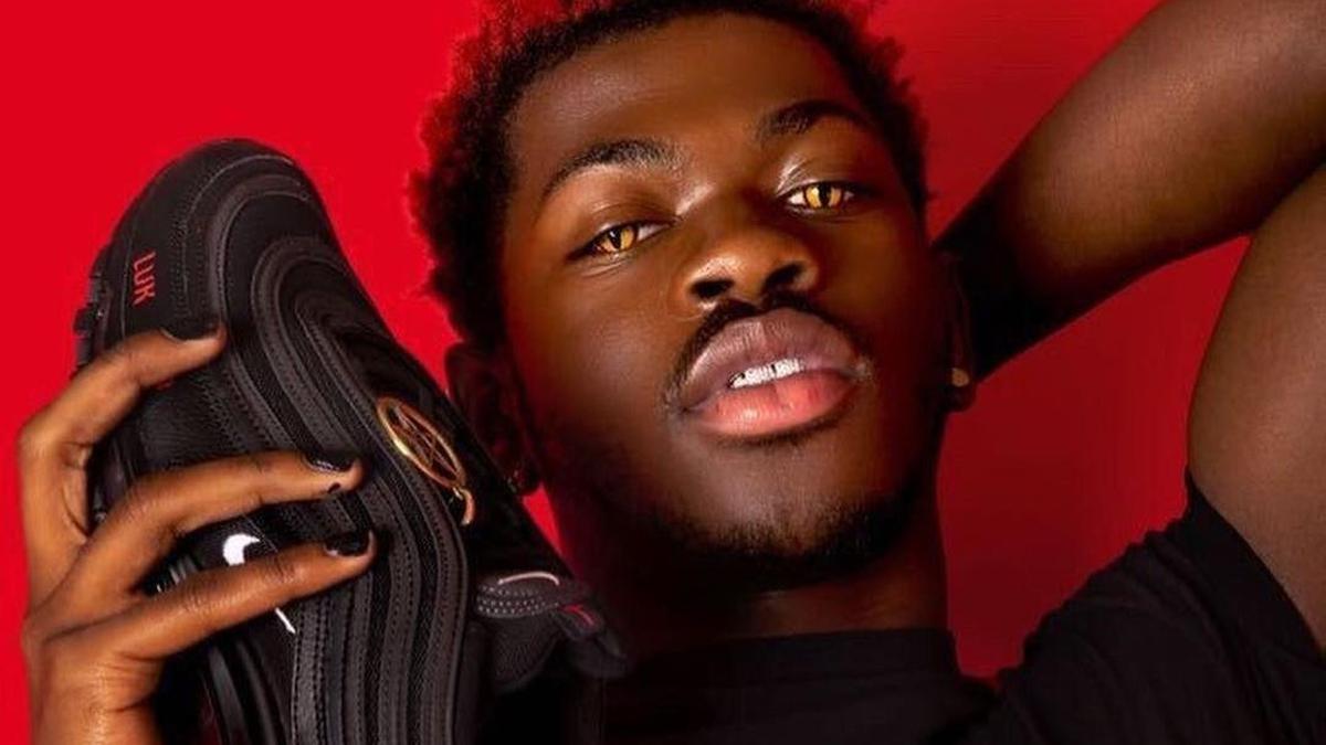 Nike Gugat Produsen 'Sepatu Setan' Rancangan Rapper Lil Nas X ...