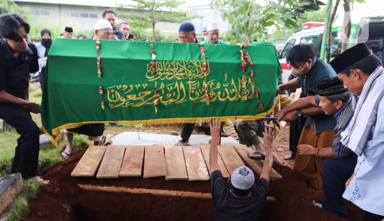 Potret Suasana Pemakaman Pak Ogah, Diwarnai Isak Tangis - Photo Fimela.com