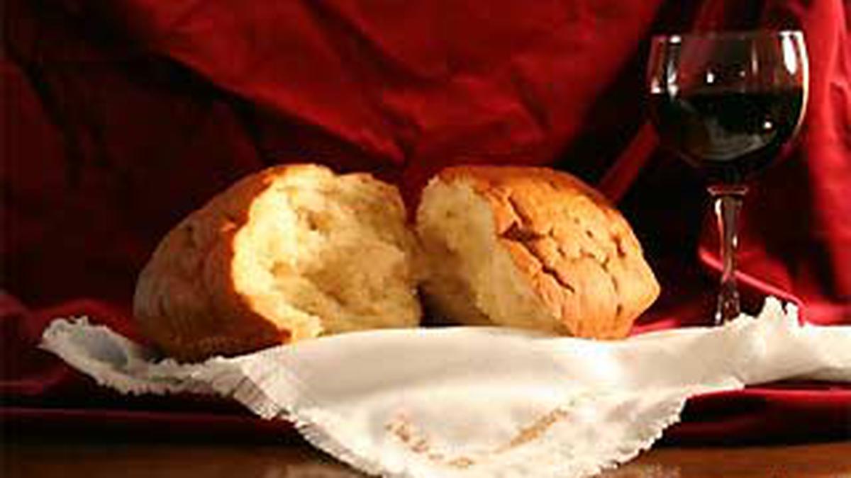 Roti dan Anggur Hiasi Gereja Katedral - News Liputan6.com