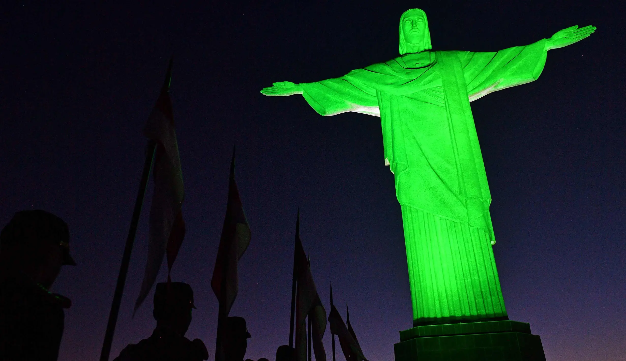 FOTO: Pesona Patung Kristus Penebus Bercahaya Hijau di Rio de Janeiro ...