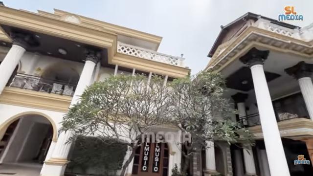 8 Potret Fasad Depan Rumah Sule: Megah, Elegan dan Penuh Karakter