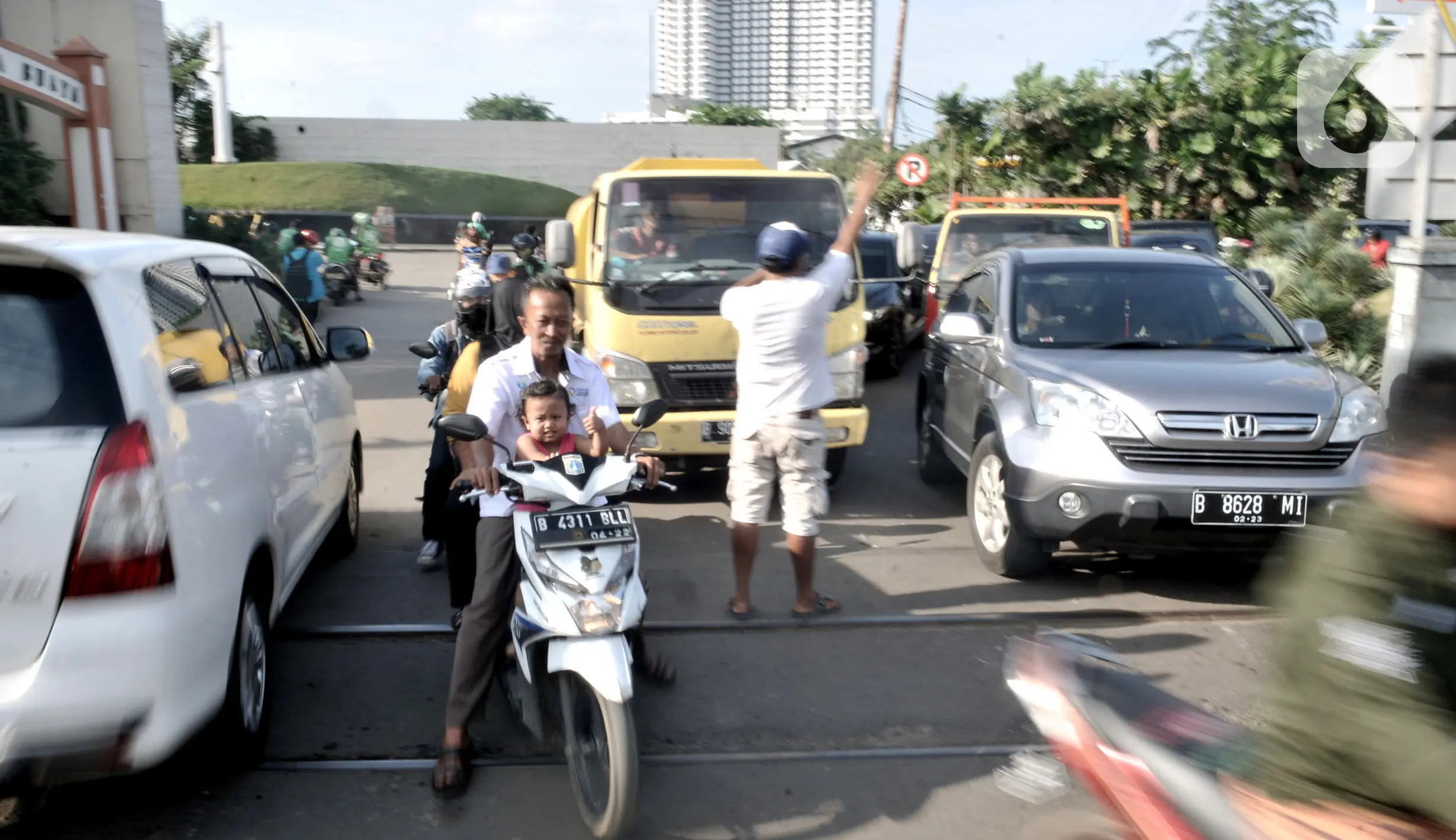 FOTO: Hati-Hati, Lewat Perlintasan Kereta Tanpa Palang Pintu Ini - Foto ...