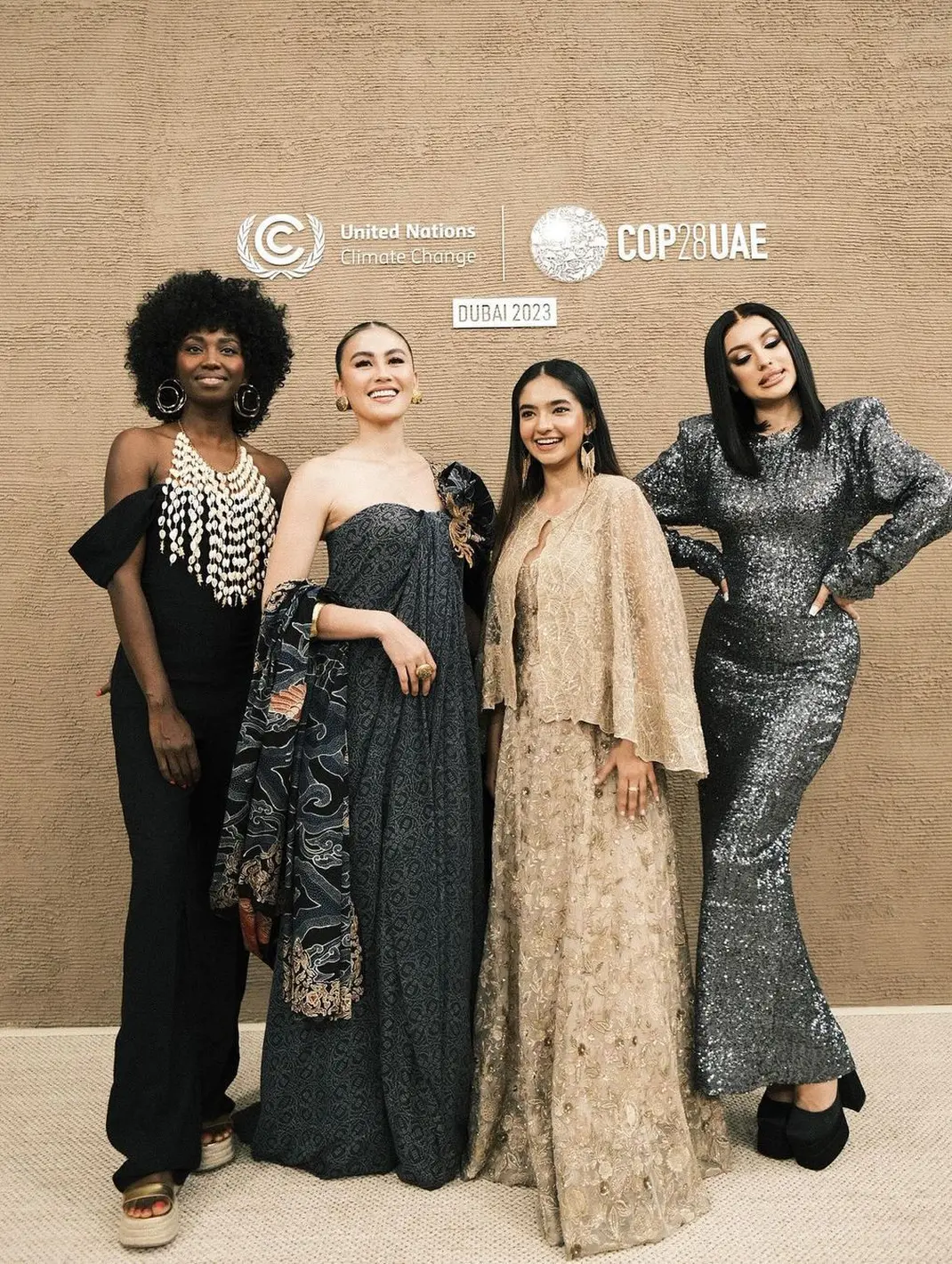 Potret Agnez Mo di Konferensi Perubahan Iklim di Dubai, Tampil Anggun Kenakan Batik - Photo ...
