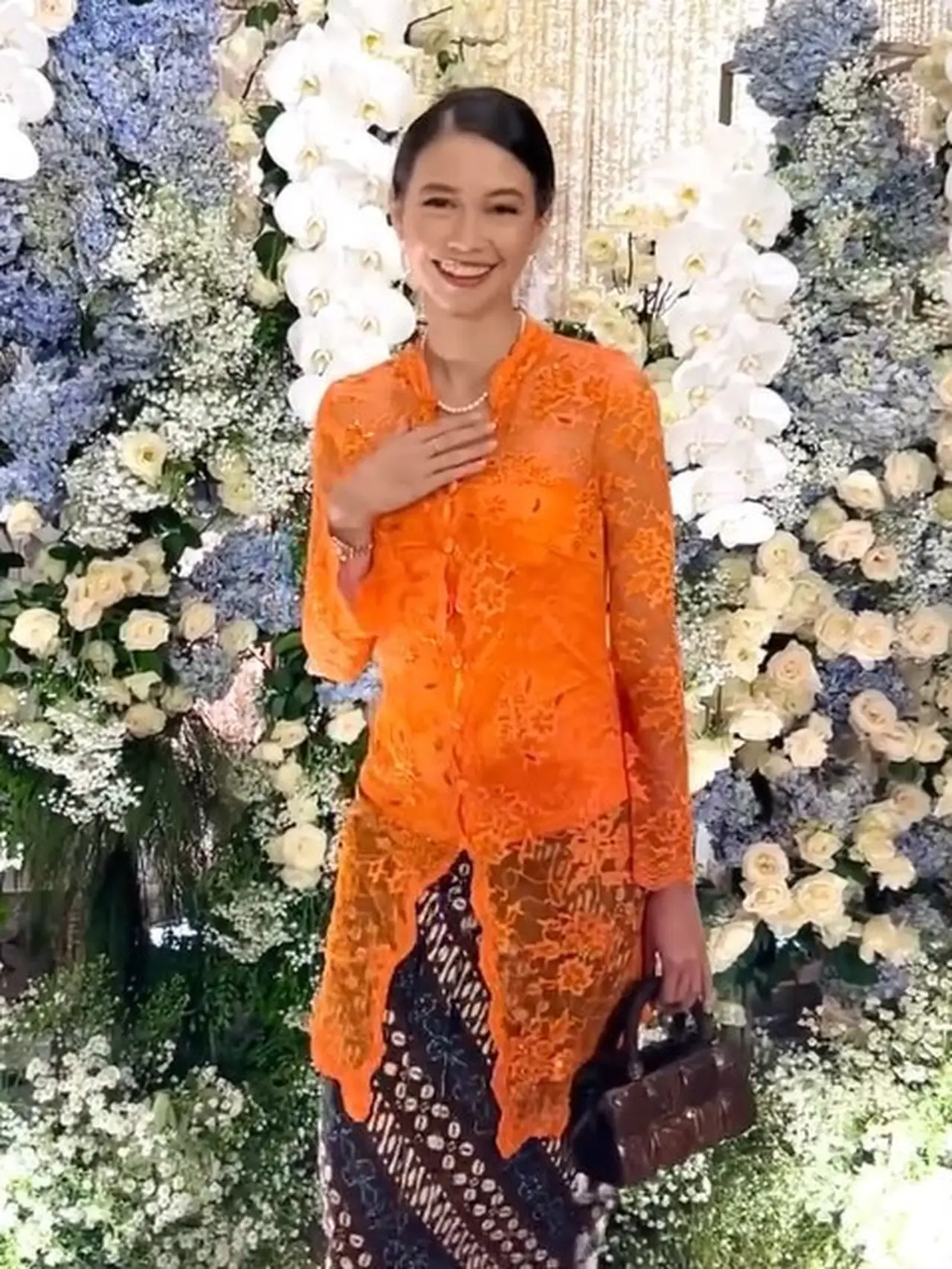 Potret Gaya Yuki Kato Kenakan Kebaya Oranye Ibunda, Cantik Banget - Entertainment Fimela.com