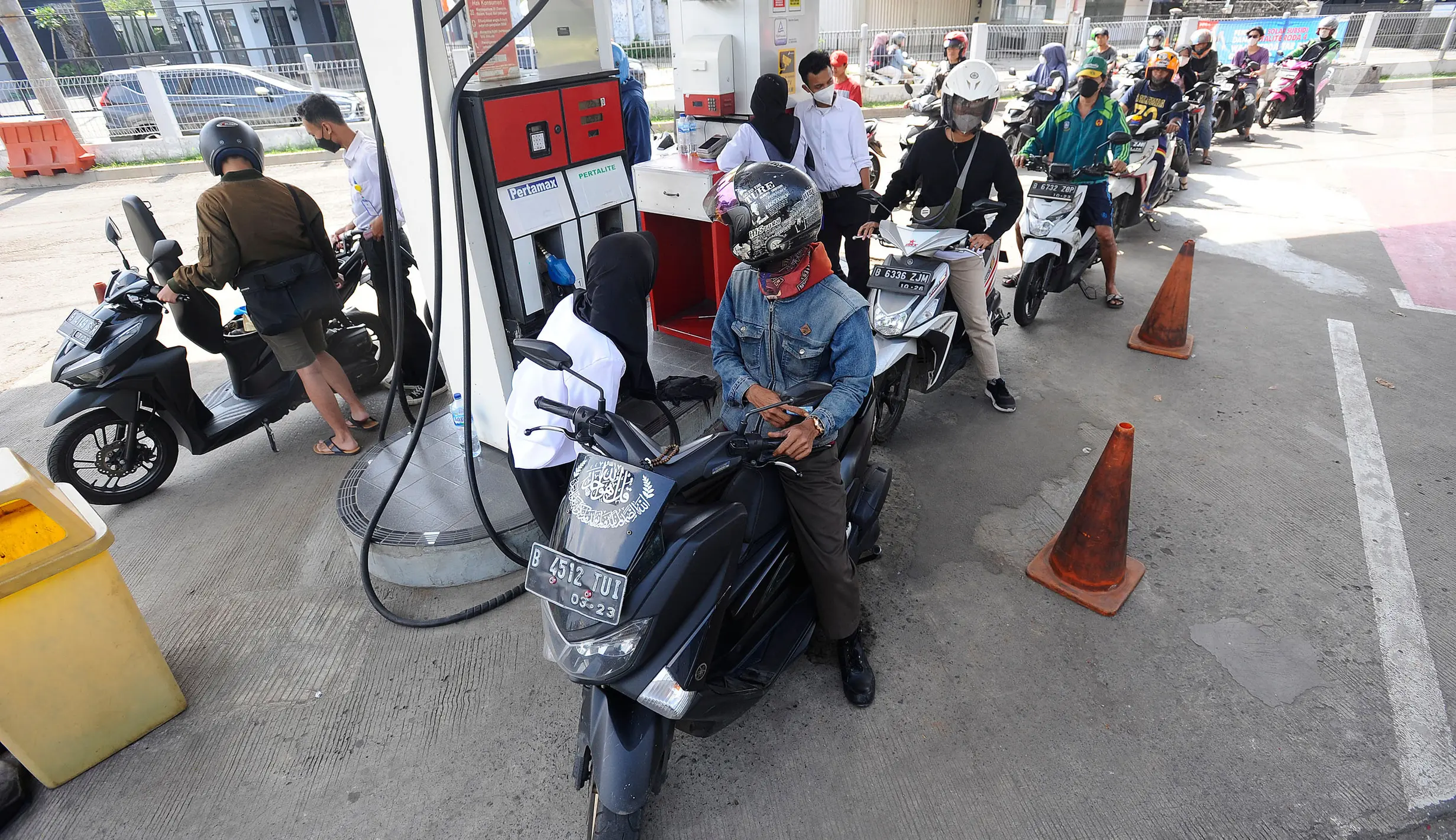 Antrean Kendaraan Jelang Pemberlakuan Kenaikan BBM di SPBU Cinere - Foto Liputan6.com