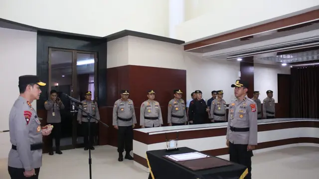 Kapolda Irjen Pol Daniel Adityajaya Pimpin Upacara Penyerahan Jabatan Dirpamobvit Polda Kaltara ...
