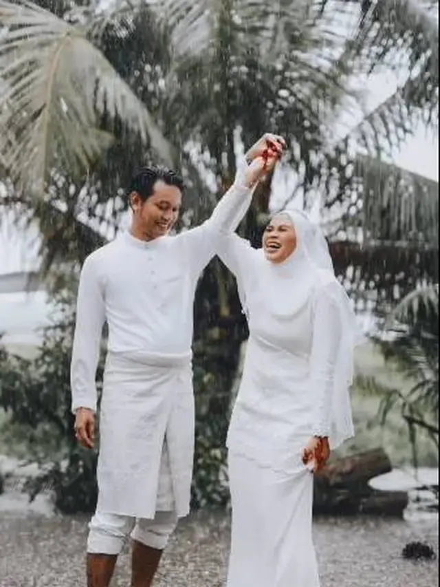 7 Potret Pengantin Abadikan Momen Pernikahan di Tengah Banjir Ini Viral - Hot Liputan6.com