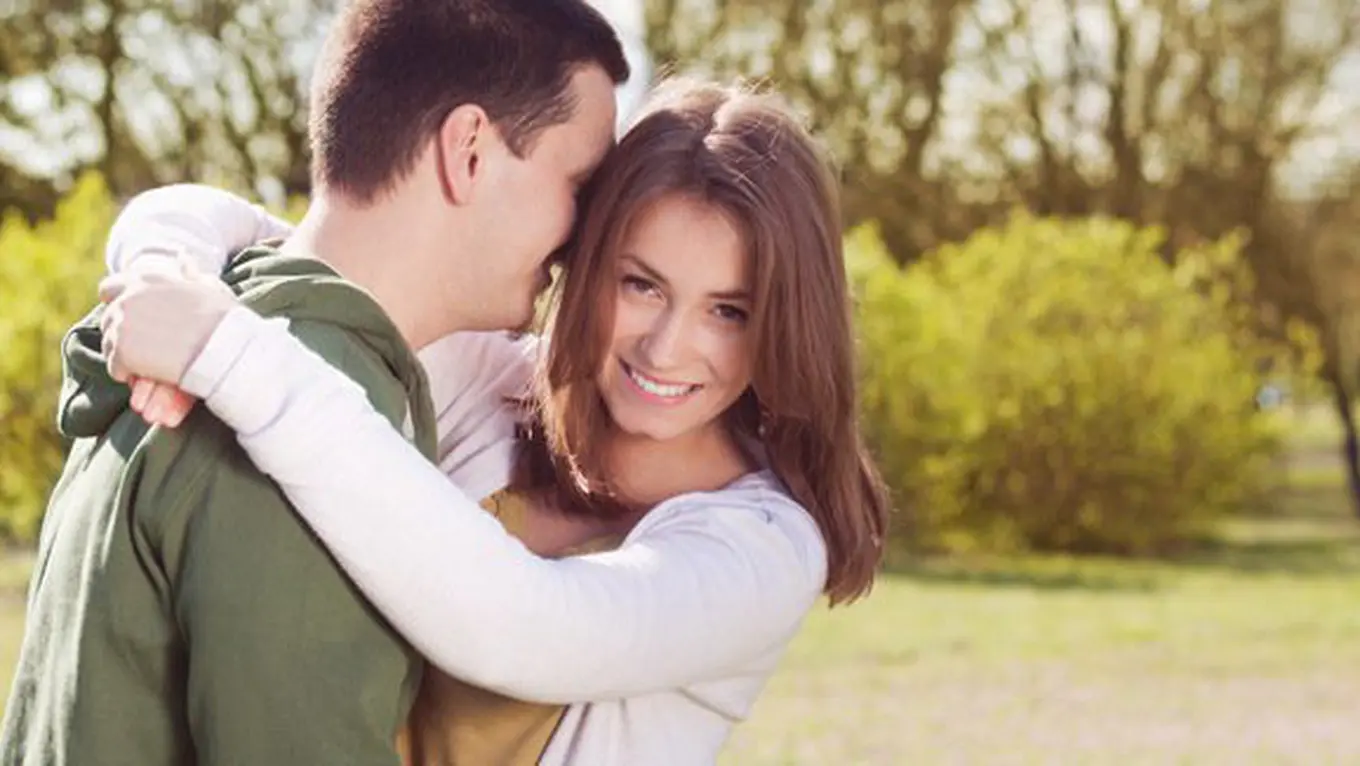 Inilah Alasan Kenapa Wanita Tua Lebih Suka Dengan Pria Lebih Muda