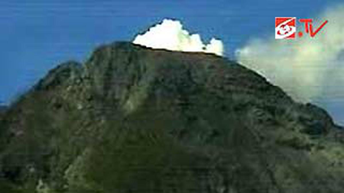 Status Gunung Egon Jadi Waspada - News Liputan6.com