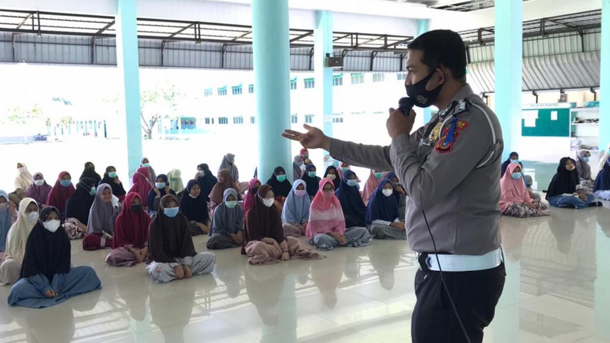 Polisi Aceh Bantu Sosialisasi Aturan Larangan Mudik 6-17 Mei 2021