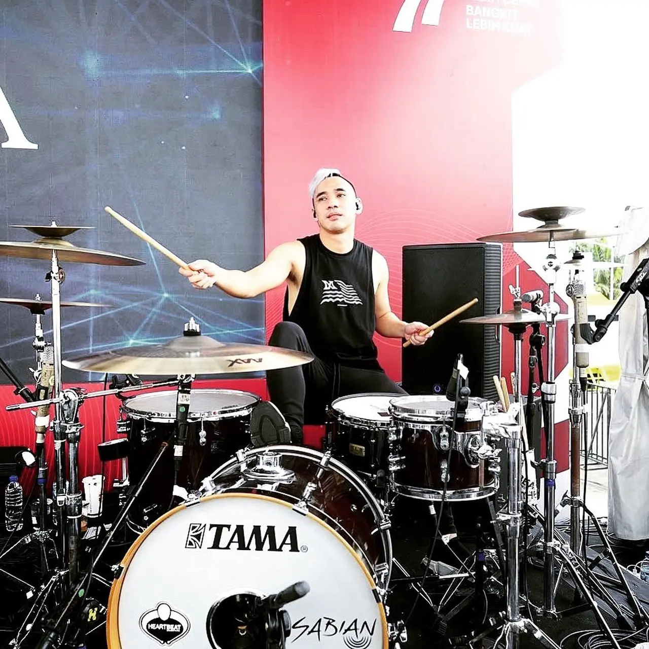 6 Potret Drummer Band Pria yang Selalu Tampil Keren, Ganteng dan ...