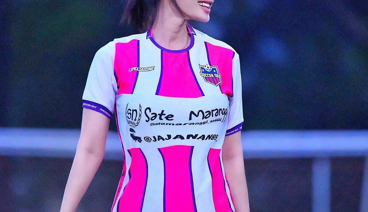 Jadi Presenter Olahraga, Ini Potret Karra Syam dalam Balutan Jersey ...