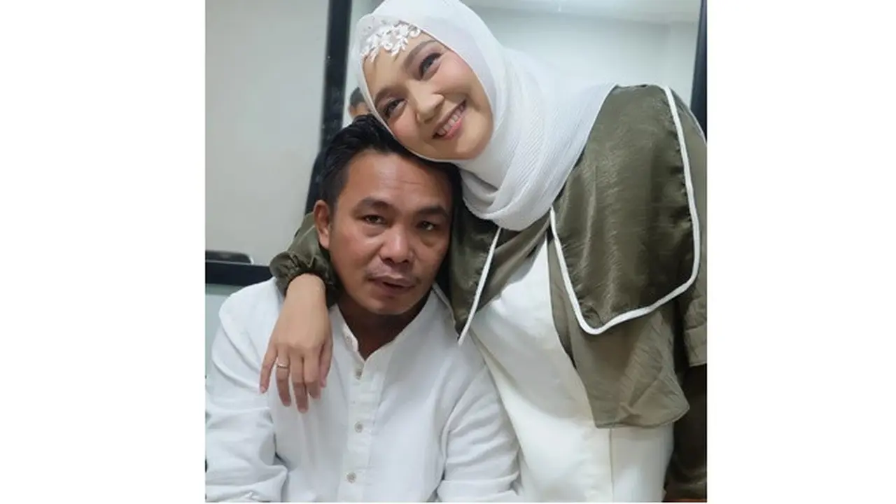 Beda Usia 10 Tahun, Ini 6 Potret Bahagia Penyanyi Religi Sulis dan ...
