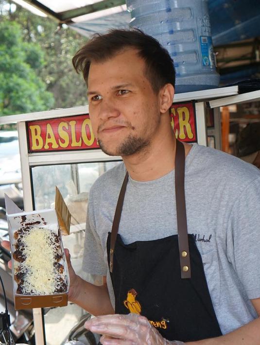 Jarang Muncul di Televisi, Ini 8 Potret Stuart Collin Saat Jualan ...