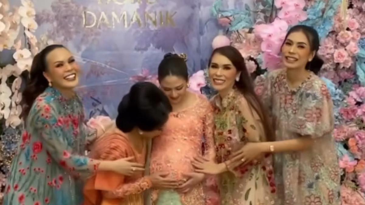 8 Potret Gaya Kompak Jessica Mila dan Ketiga Kakak Ipar saat Acara 7 Bulanan Lewat Prosesi Adat ...