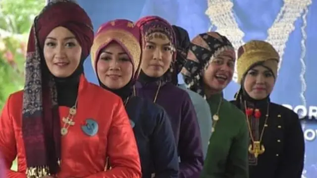 Mengenal Sejarah dan Filosofi Tengkuluk, Penutup Kepala Khas Perempuan ...