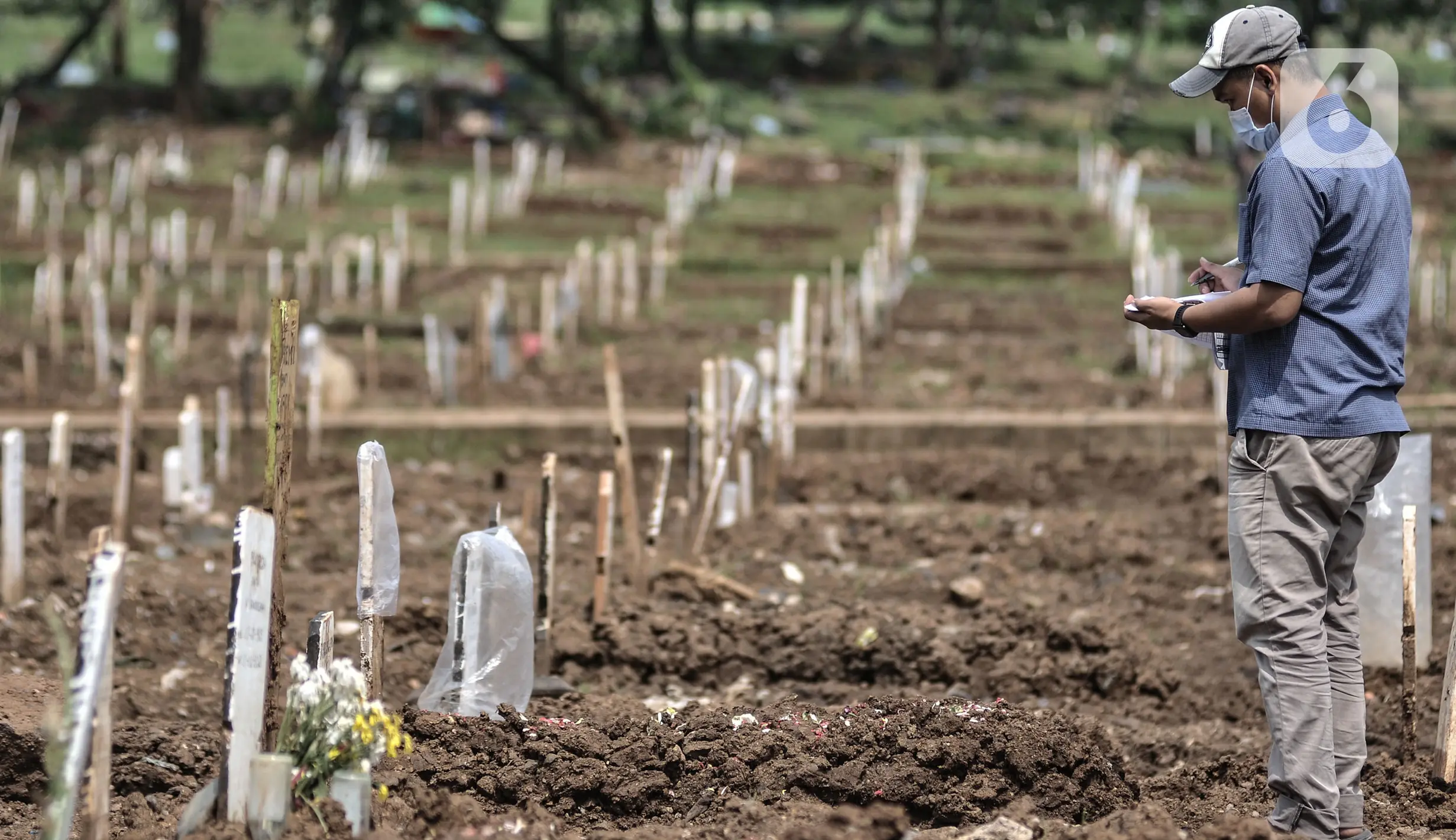 FOTO: Lahan Makam Covid-19 di TPU Bambu Apus Penuh - Foto Liputan6.com