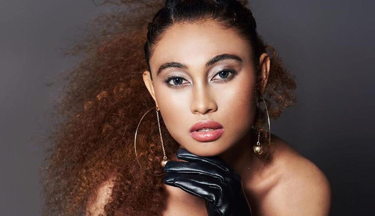 FOTO: Gaya Novia Bachmid dengan Makeup Tebal dalam Berbagai Pemotretan ...